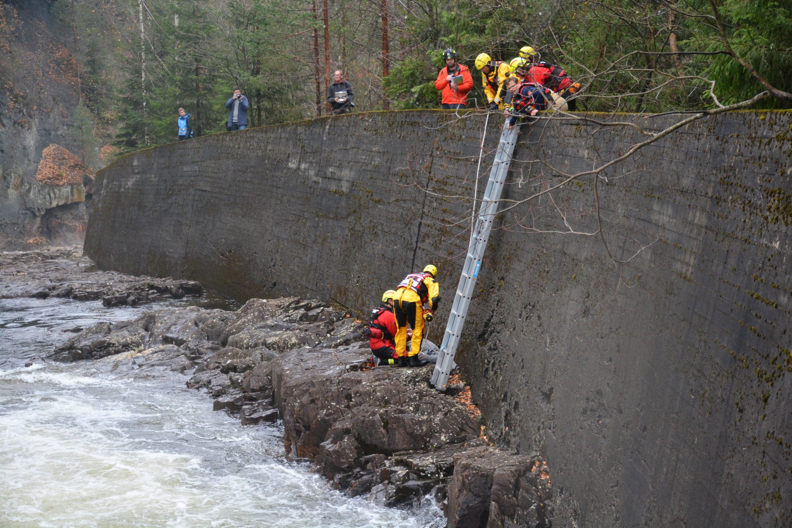 Ledelse Flom/Elv - Hode Over Vann